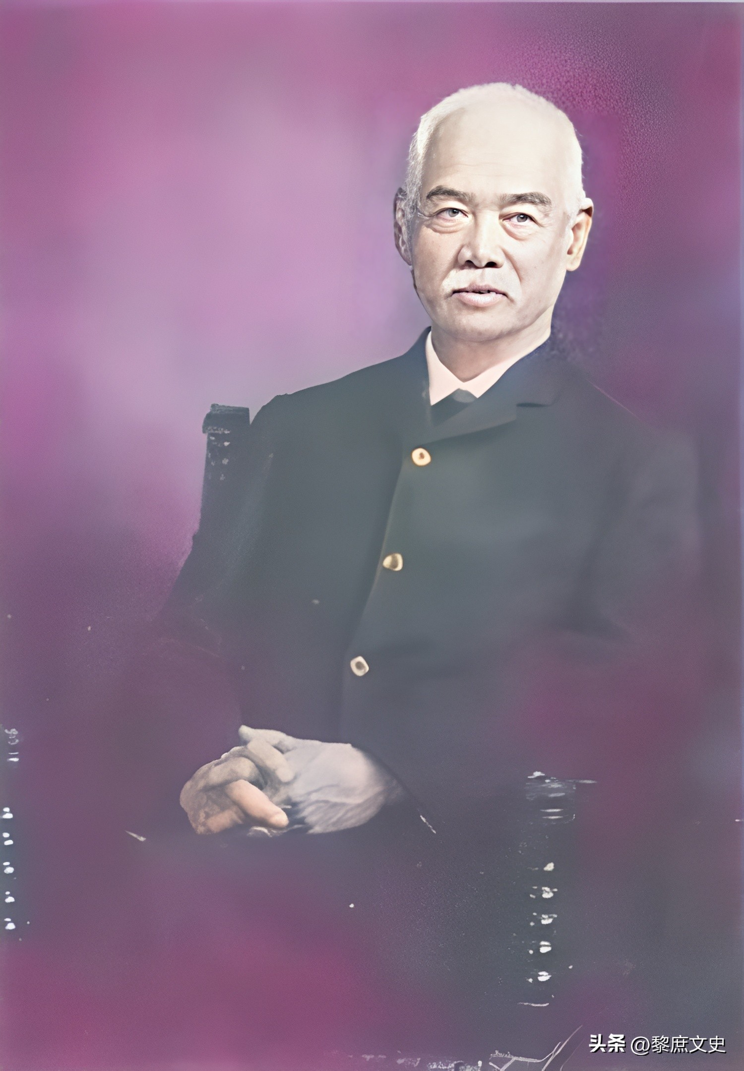 Gu Hongming was eating at a western restaurant. Two Peking University ...