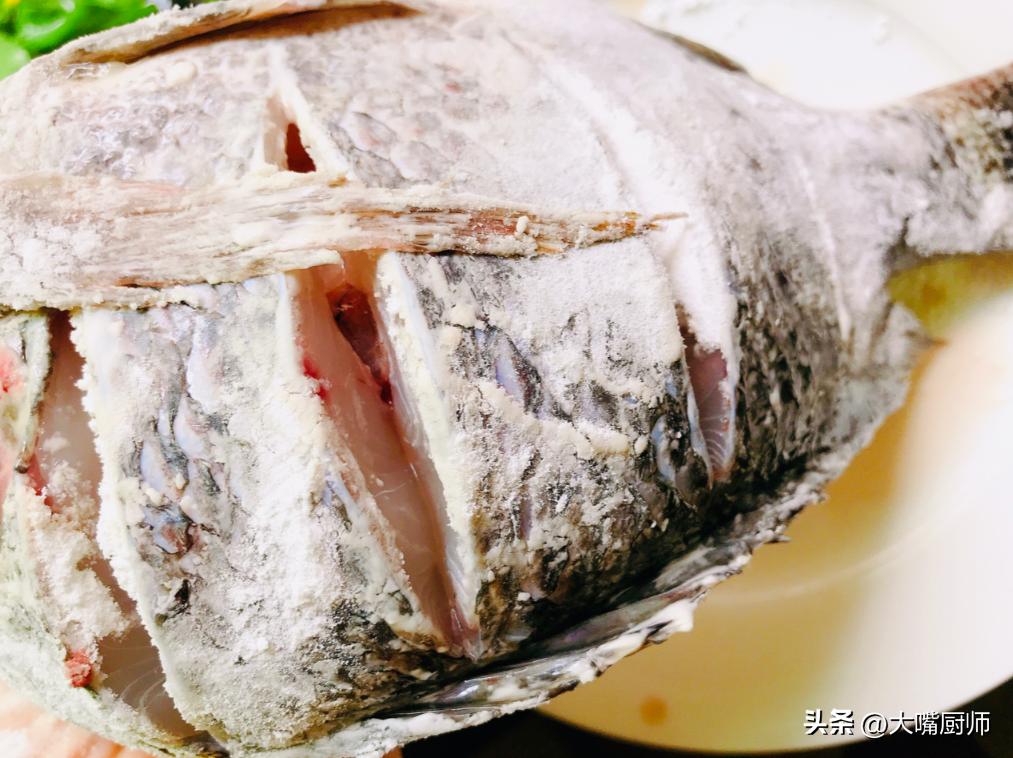 The easiest way to braise fish, remember 4 tips, the skin is not broken ...