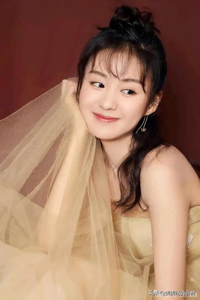 Mainland actress Zheng He Huizi is youthful, beautiful, sweet and ...