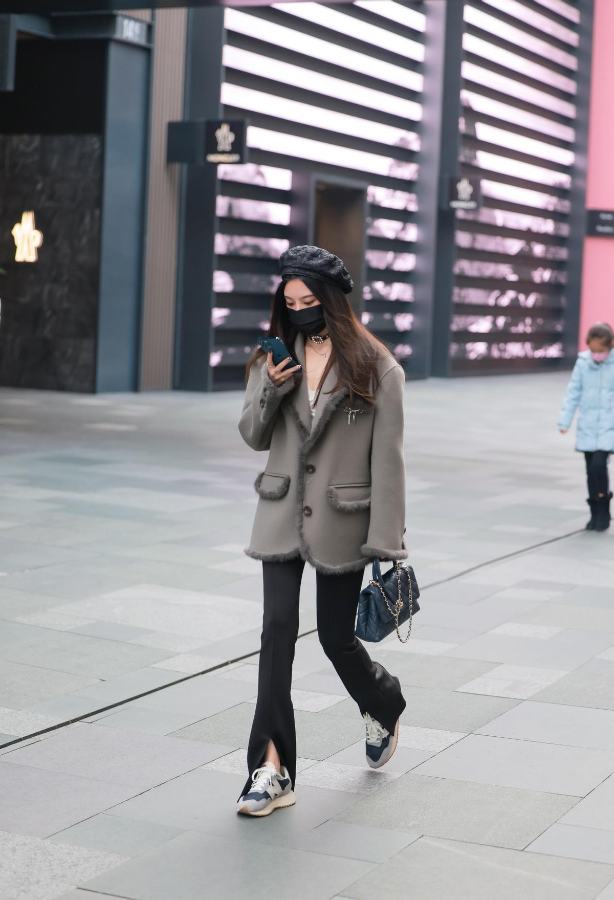 Chengdu women are very good at dressing up. They choose tight pants to ...
