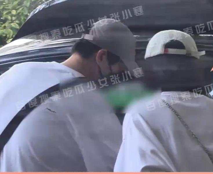 Wei Daxun and Qin Lan's love affair exposed!Sweet hand-held tour of Sanya, Yang Mi is a thing of ...