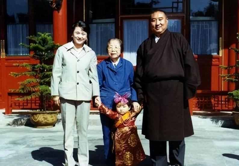 The 10th Panchen Lama married a 19-year-old female student and took off ...
