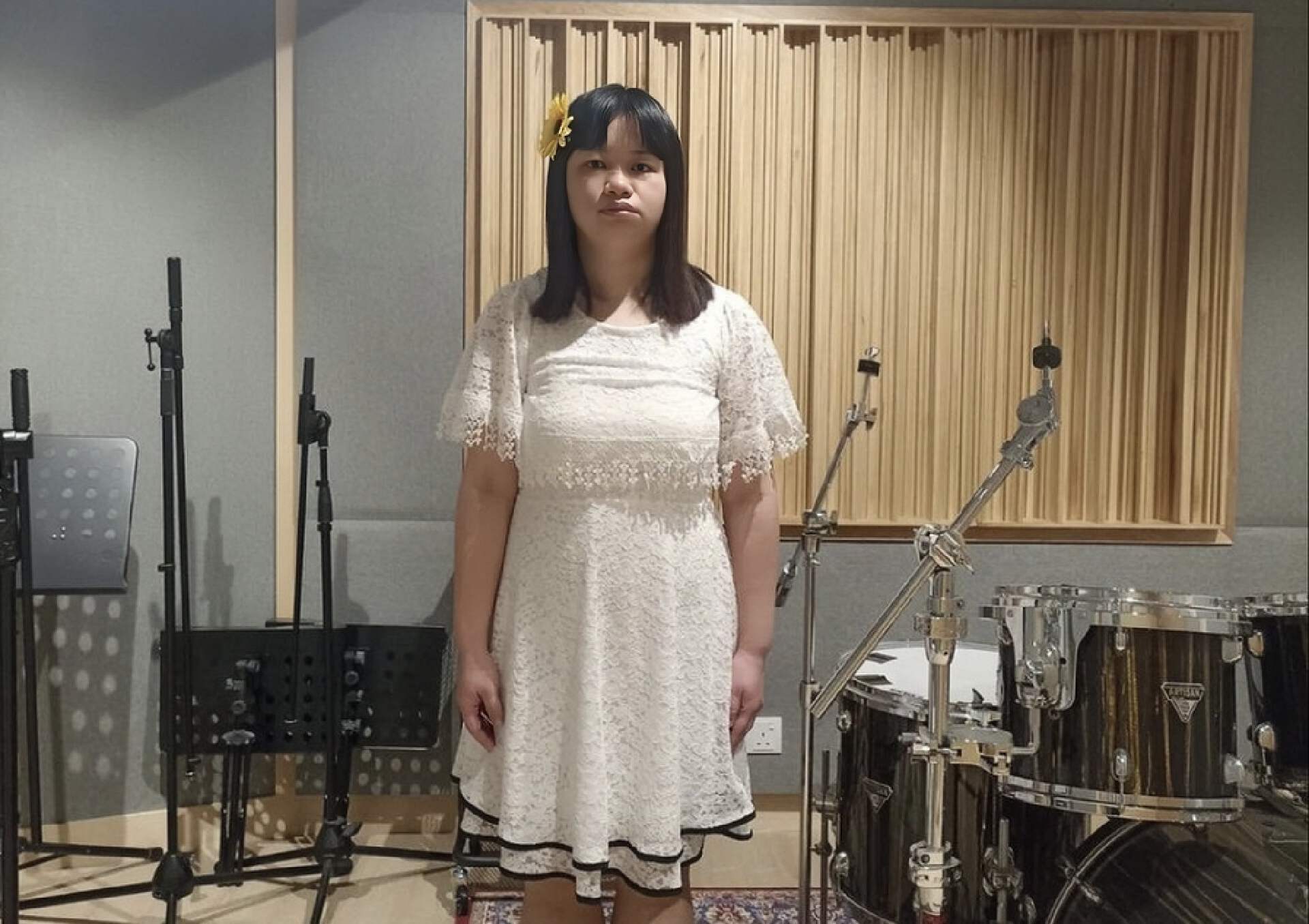 A well-known actress in Hong Kong has transformed into a singer and ...