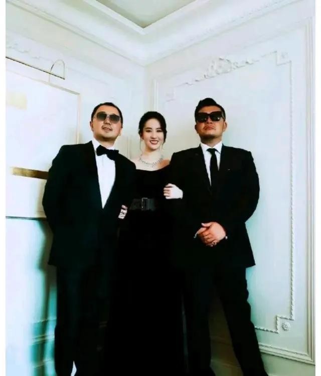 Liu Yifei's mysterious bodyguard has become popular. He looks like Yang ...