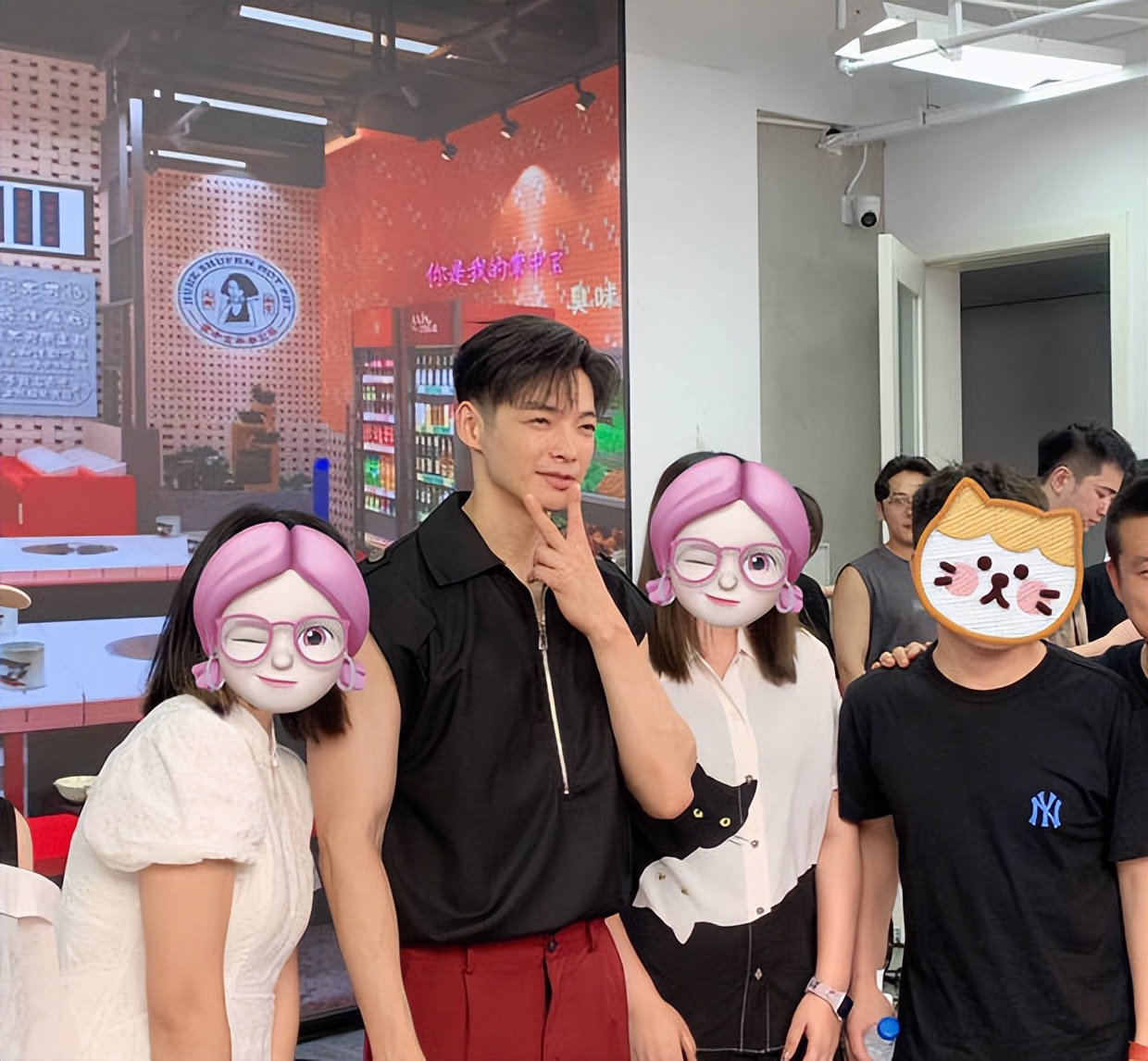 Chen Yiru's live broadcast flooded into tens of thousands of netizens ...