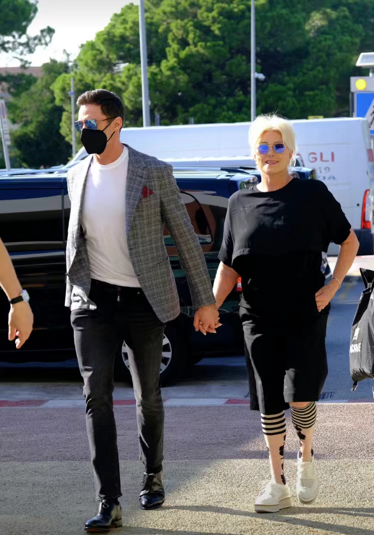 Uncle Wolf and his 13-year-old wife show love on the red carpet, too ...