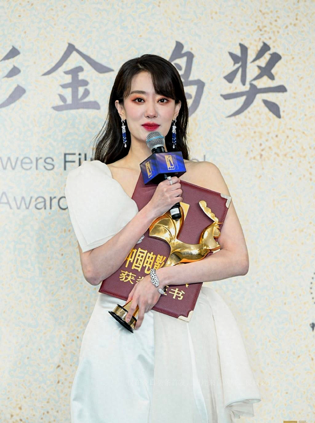 Zhang Xiaofei won the Best Actress Award, Sun Qian's Weibo was directly ...