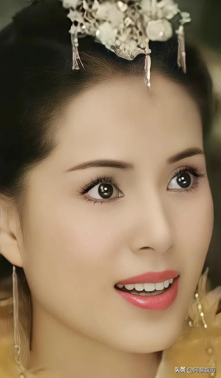 Li Ruotong: Qingyan and refined, enchanting and moving - iNEWS