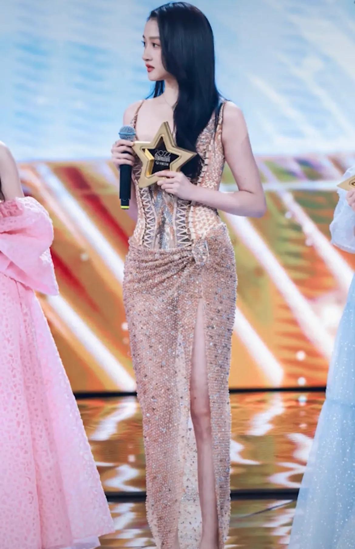 The proportion of Guan Xiaotong's supermodel figure - iNEWS