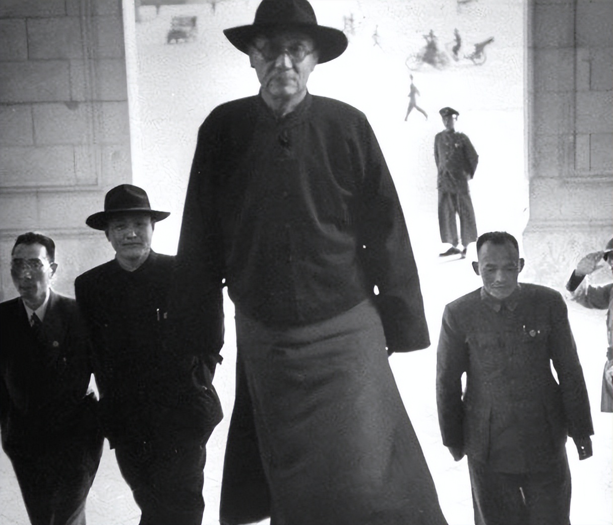After Yan Xishan arrived in Taiwan, he gave Chiang Kai-shek a secret ...