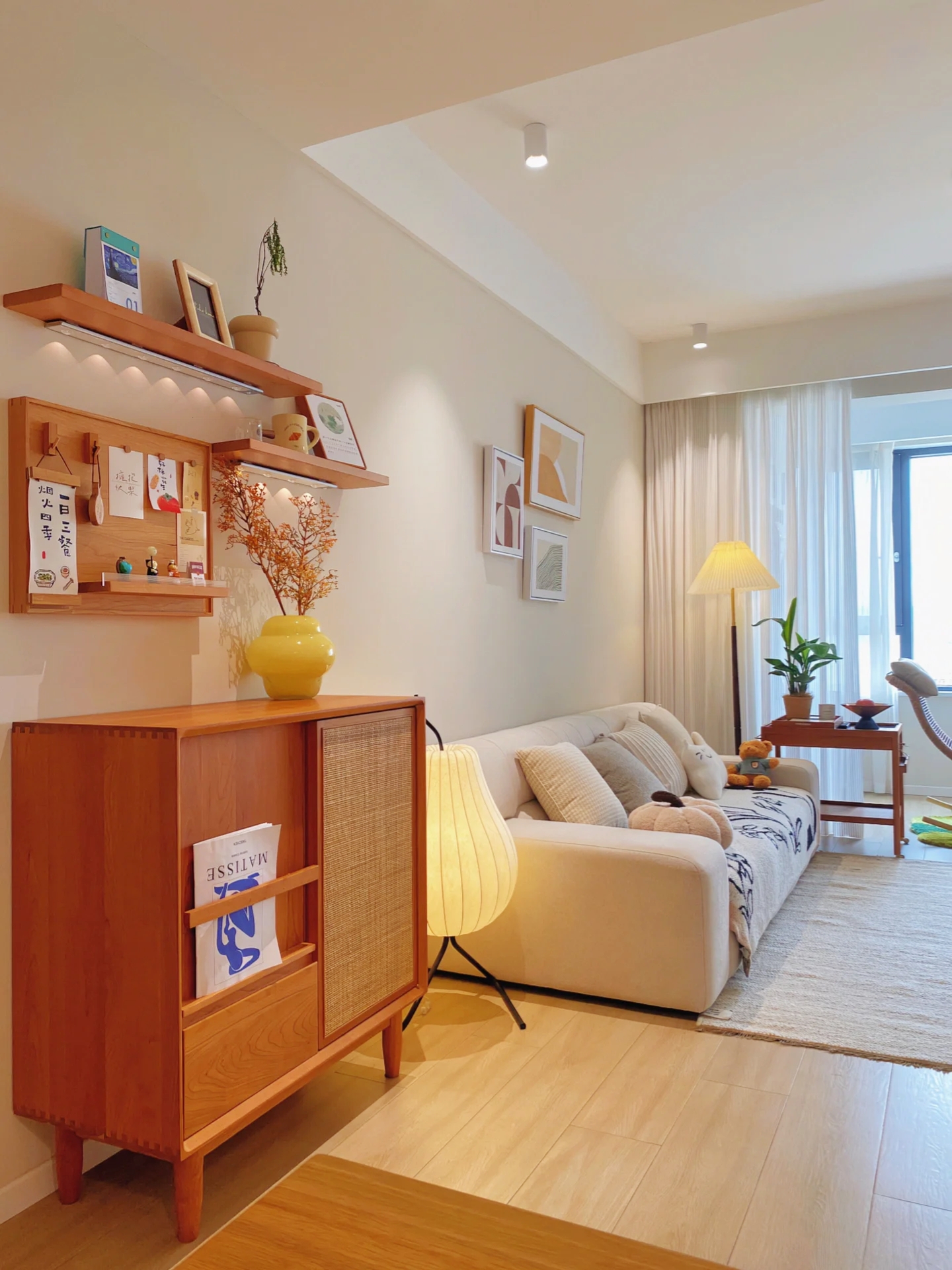 The 69㎡ log style decoration in the suite is a warm little home for ...