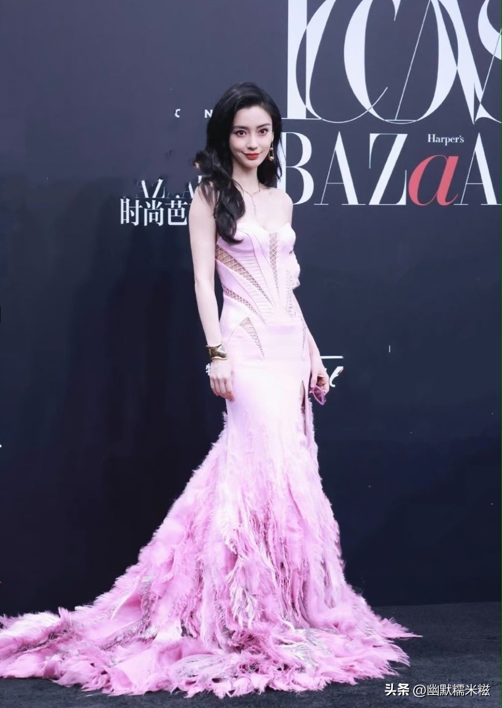 Bazaar night red carpet: Reba covered her chest and caused controversy ...