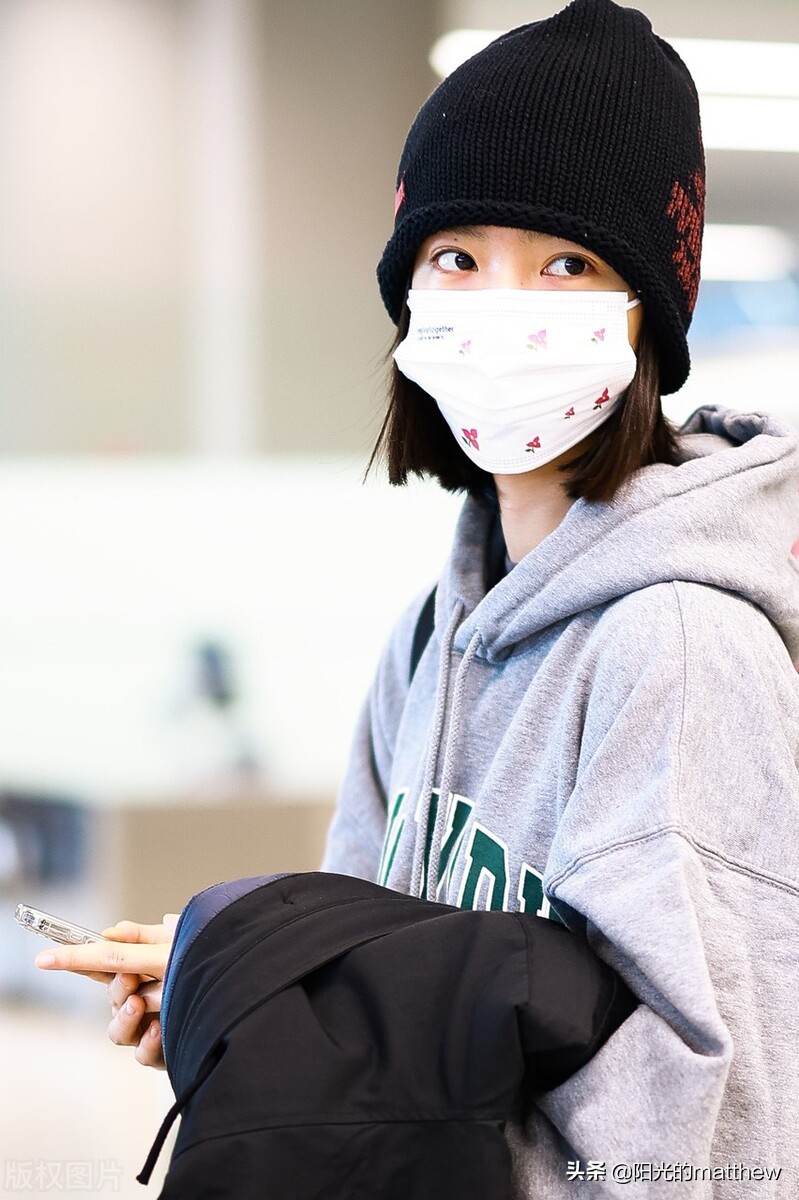 Street shot: Zhuang Dafei wears a black coat and a knitted hat, tall ...