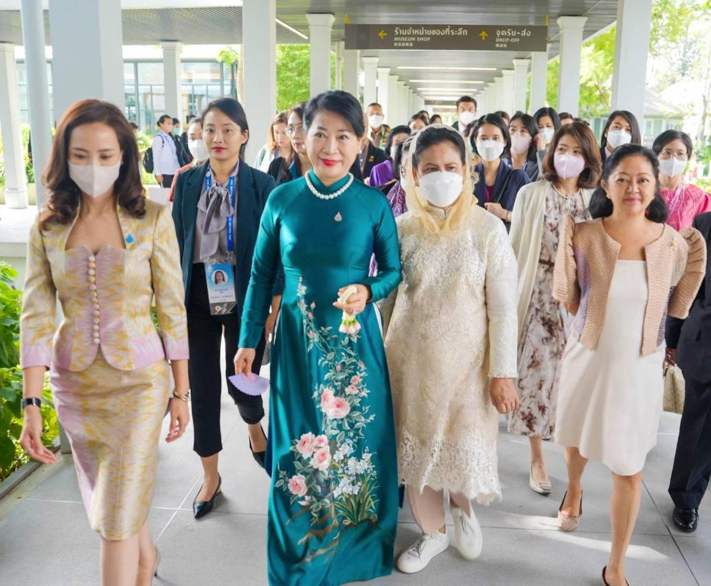 The "ladies group" attended the dinner party!Kishida Yuko's kimono is ...