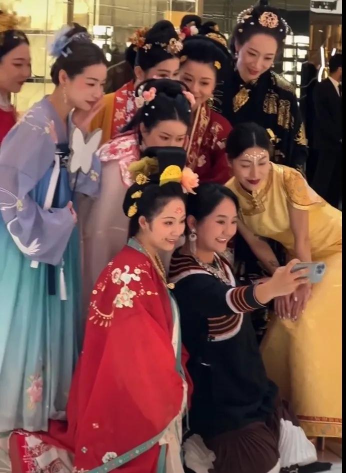 Hanfu is popular in foreign capitals!The women's group wears Hanfu to ...