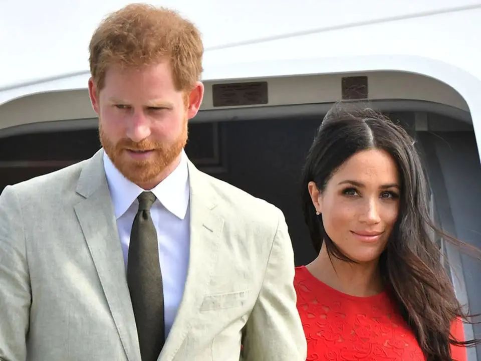 The royal farce continues! Megan is full of confidence, her friends are ...