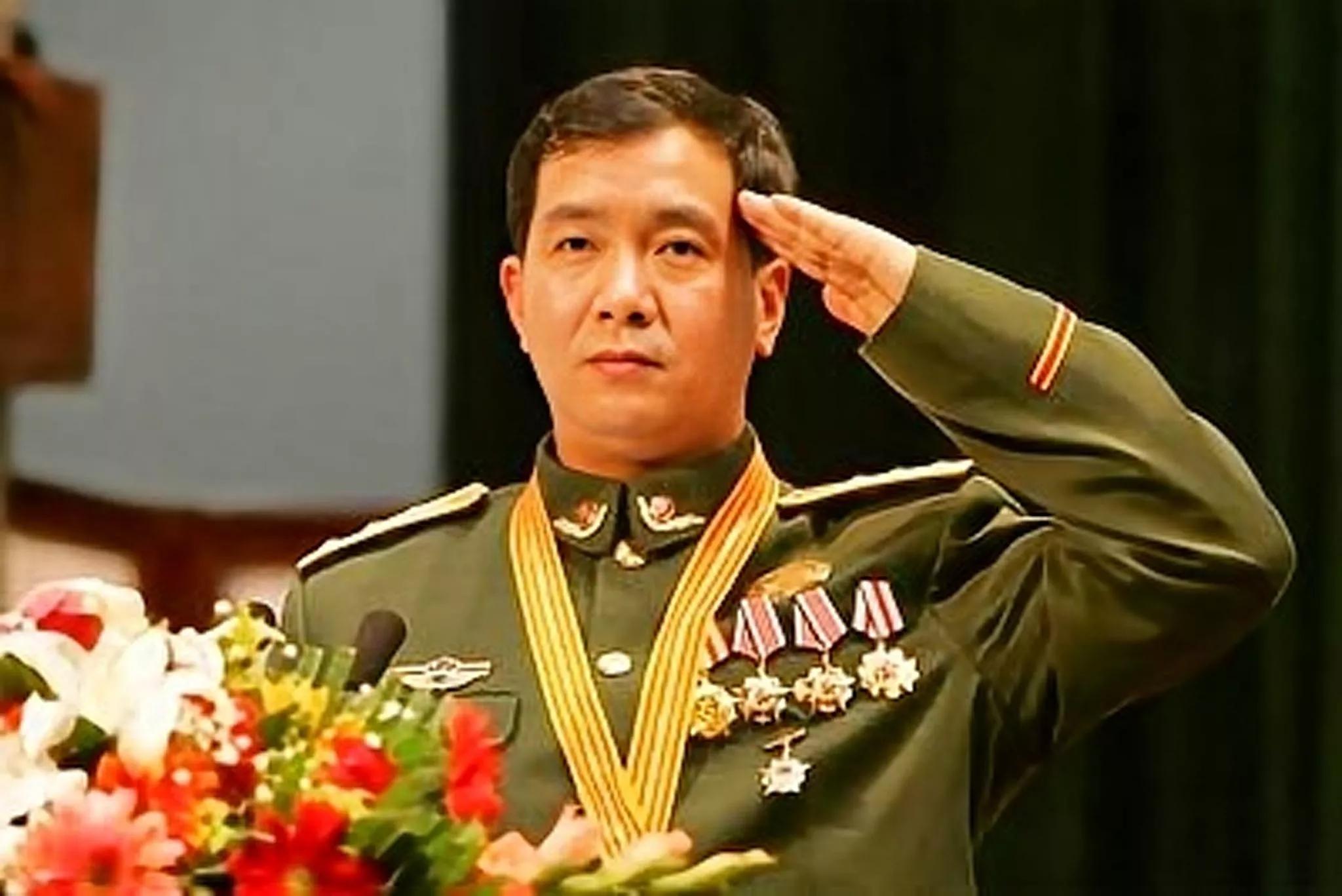 The only one in the army who salutes with his left hand - iNEWS