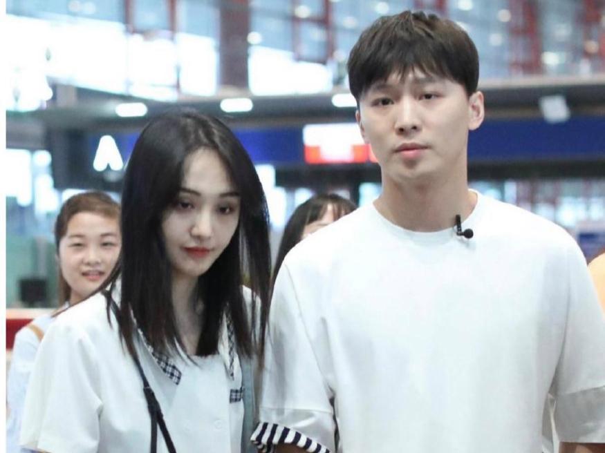 It turns out that the love brain is contagious, and everyone in Jing Tian's dormitory was ...