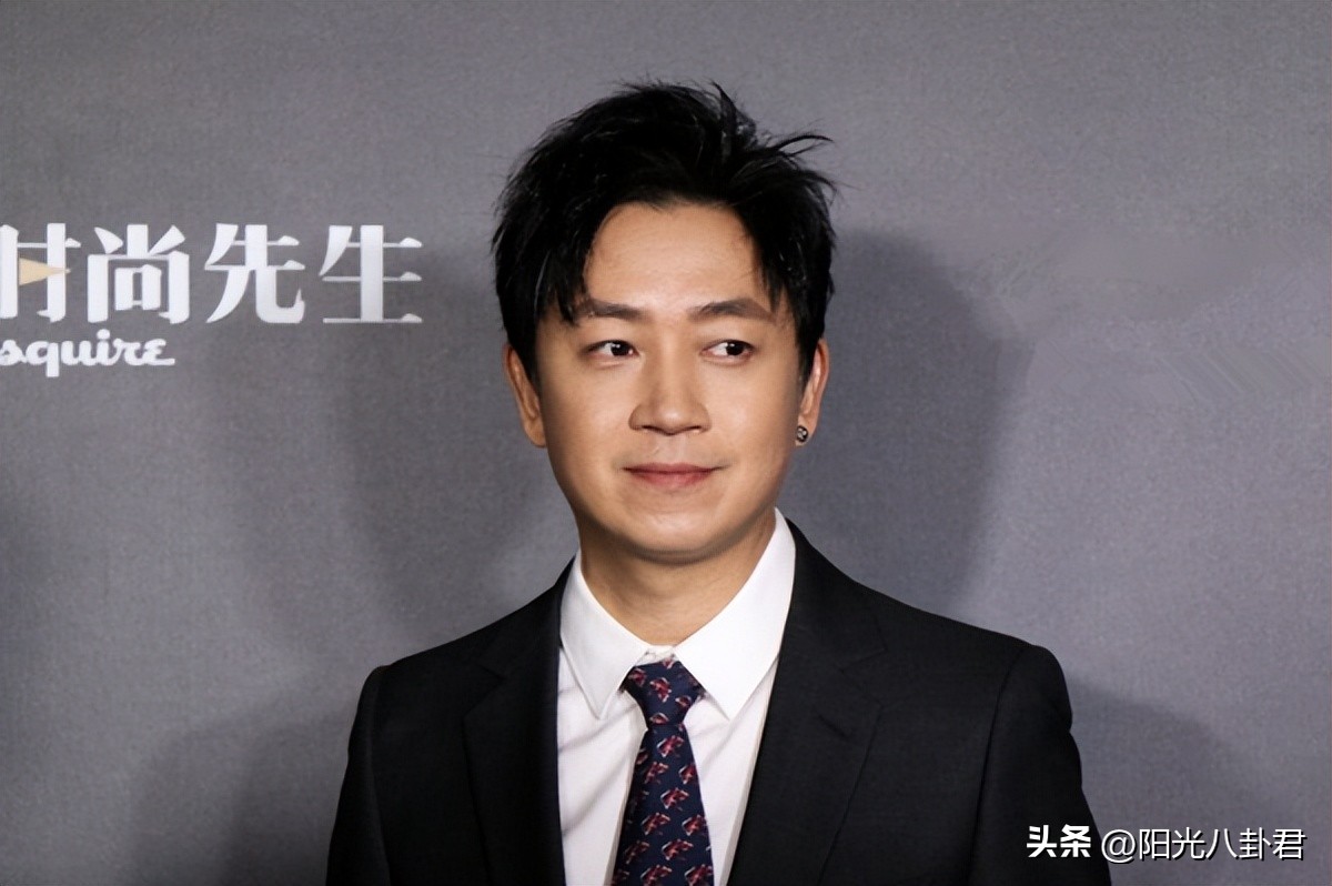 Is something wrong with Pan Yueming and Zhang Yuqi?Wearing the same set ...