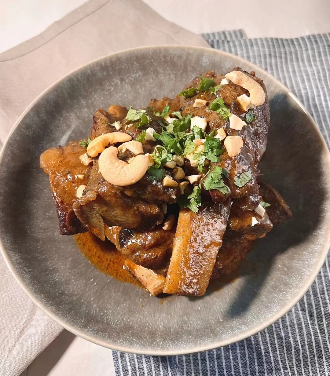 Thai Coconut Yellow Curry Stewed Cowboy Bone, Sweet and Soft - iNEWS