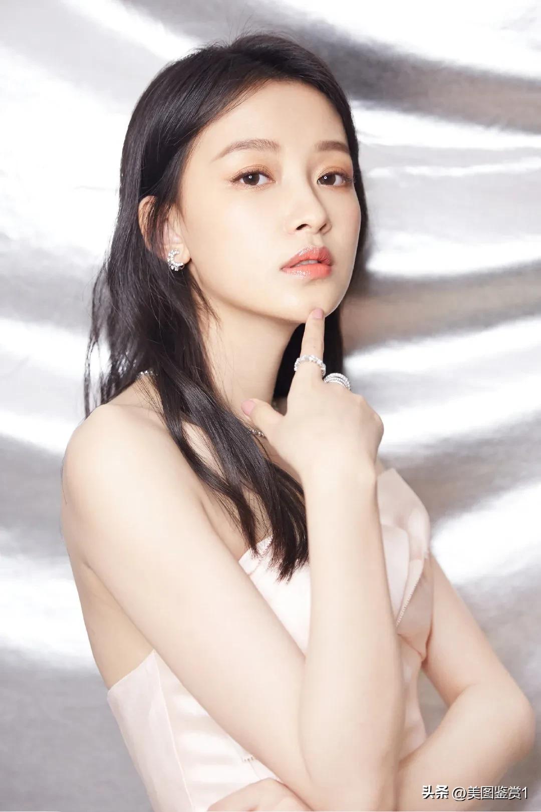 Sun Yi's 1.7 meters long legs - iNEWS