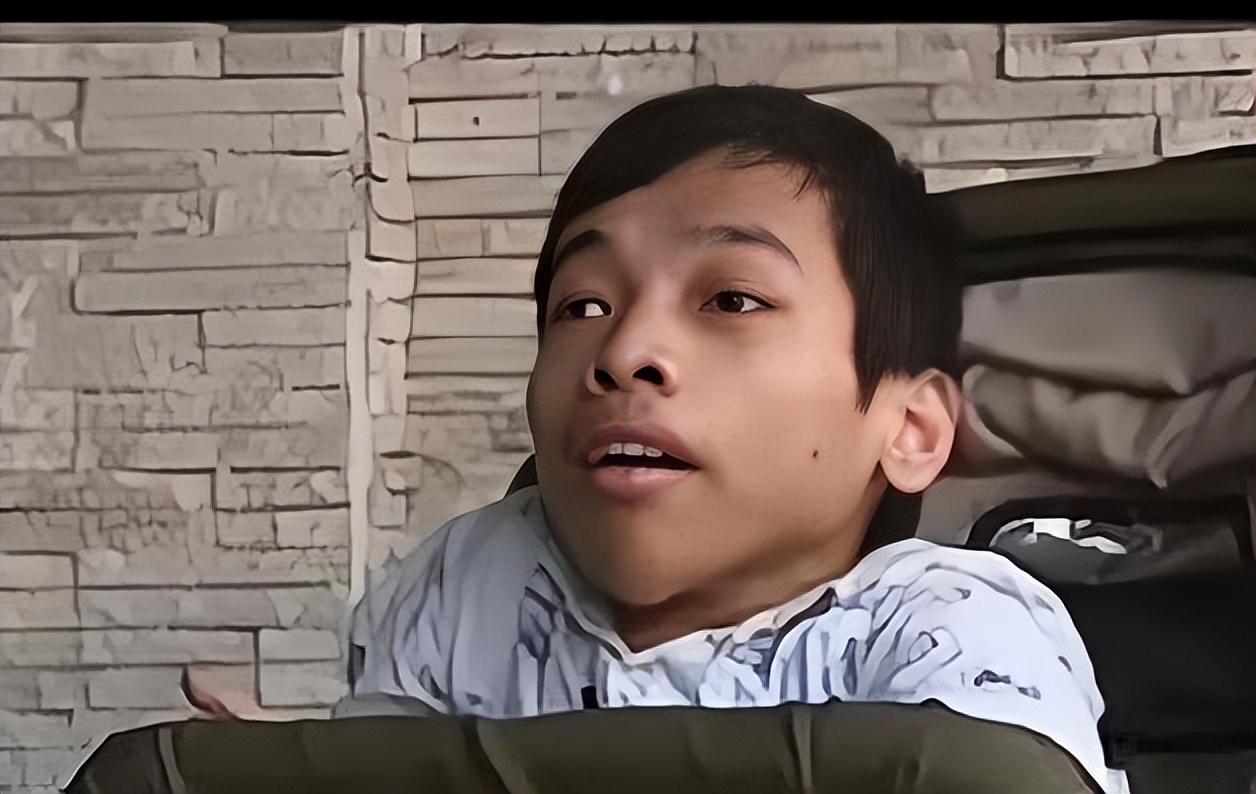 90cm "Mini President": Sitting in a wheelchair at the age of 29, he ...