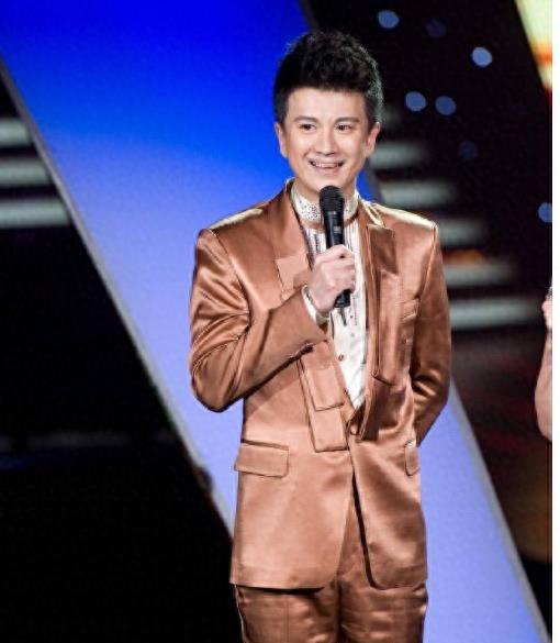 CCTV Ma Yue, with handsome appearance and funny conversation, his wife ...