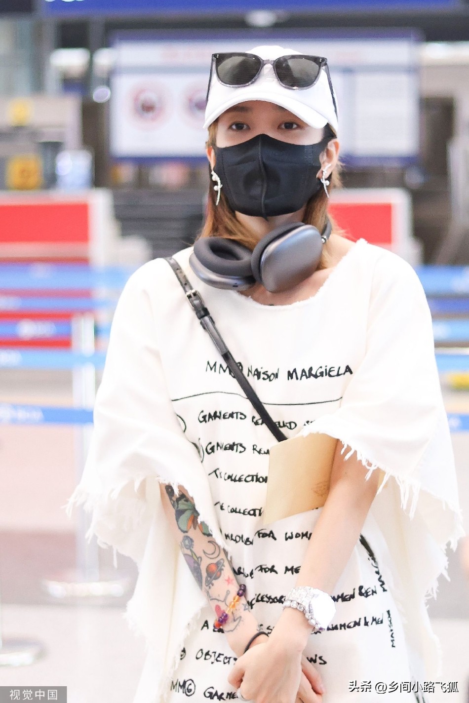 Naiwan appeared at the airport in a white look - iNEWS