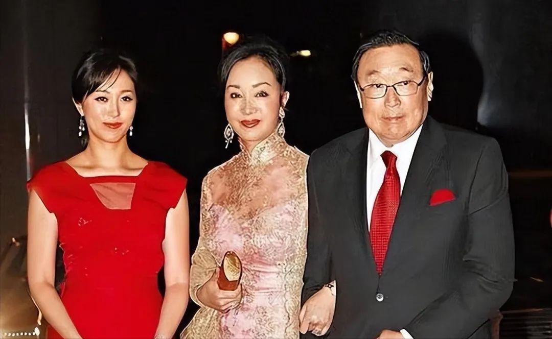 She married into a wealthy family at the age of 26, endured it for many ...