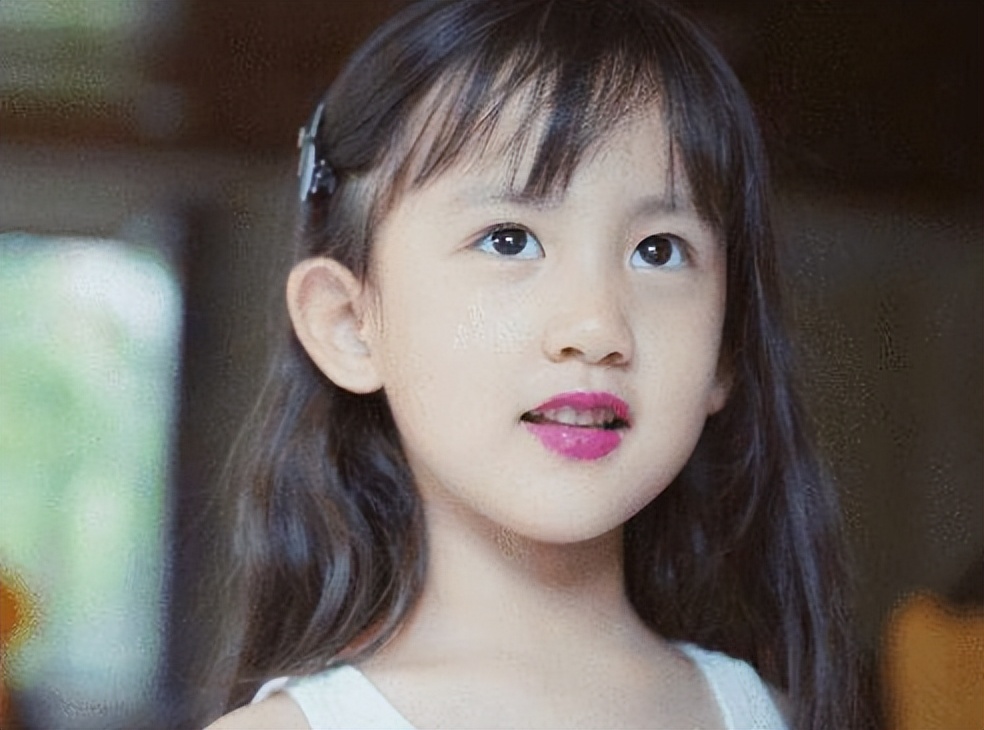 Huang Lei's 9-year-old daughter wears smoky makeup, red lips and ...