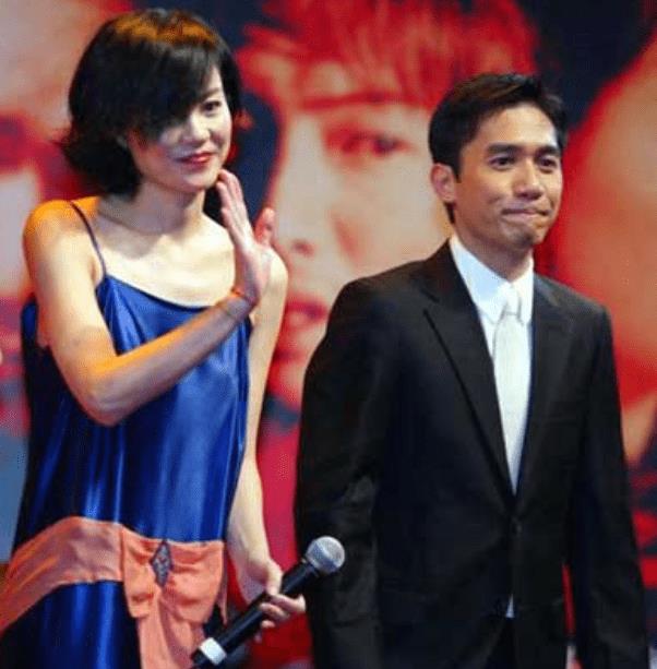 54-year-old Faye Wong returns to Hong Kong to party! Taking a photo ...