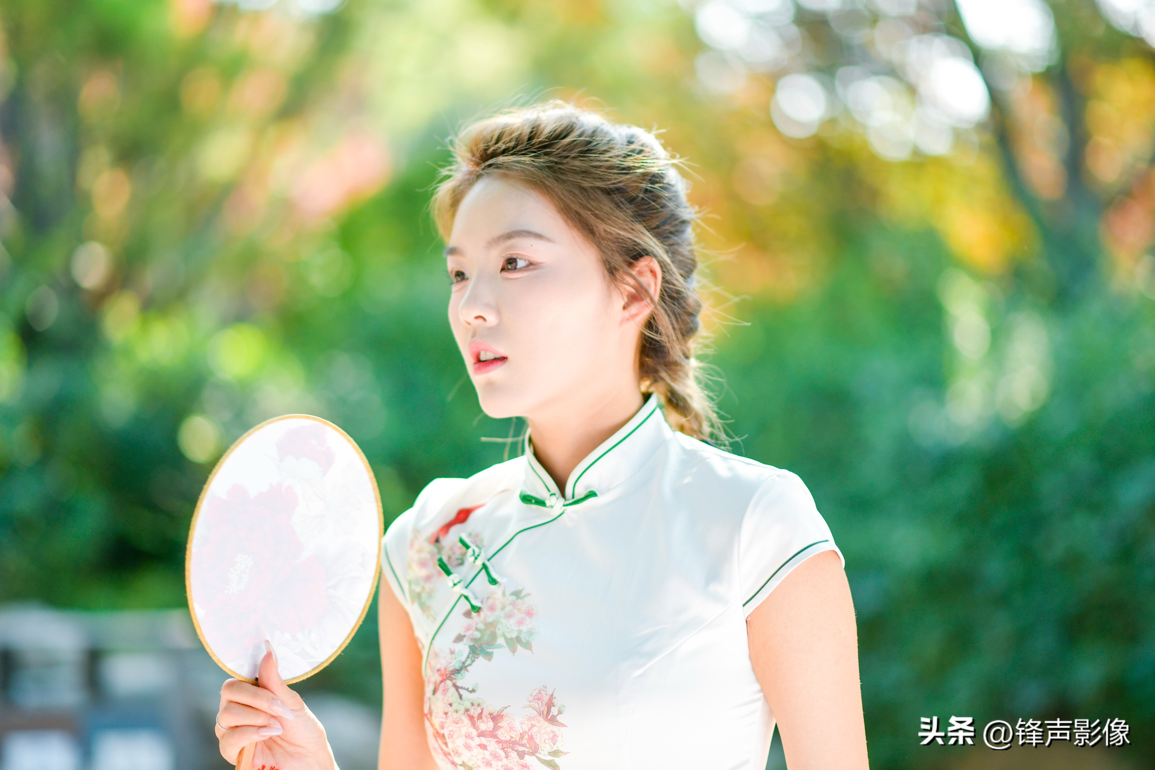 The beautiful girl in cheongsam at the door of Xia Yuhe's house - iNEWS