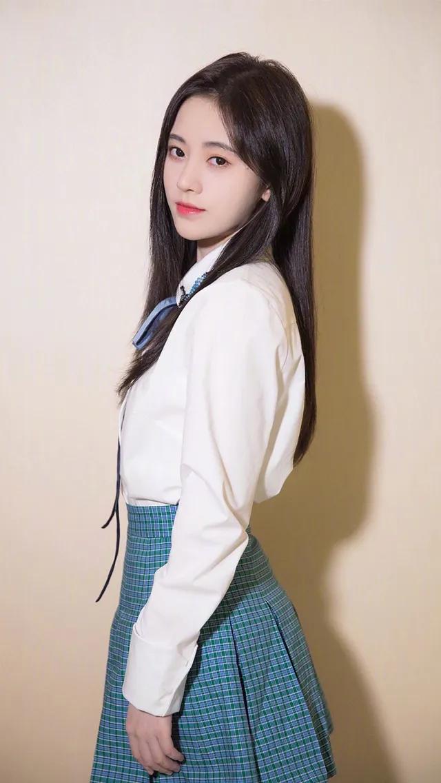 Ju Jingyi has long legs and a super spicy body - iNEWS
