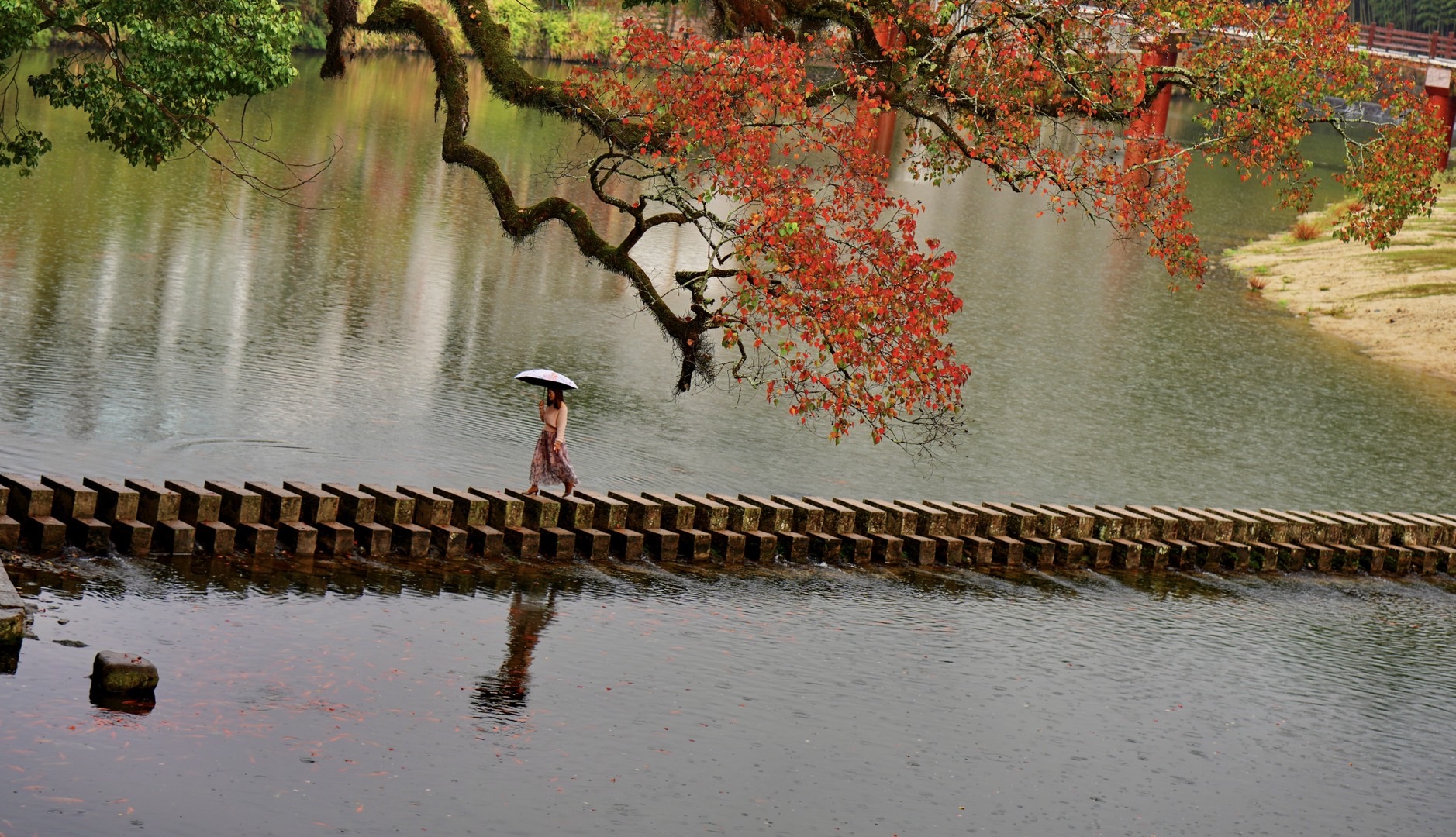 The sister bridge of the world's most beautiful covered bridge, with ...