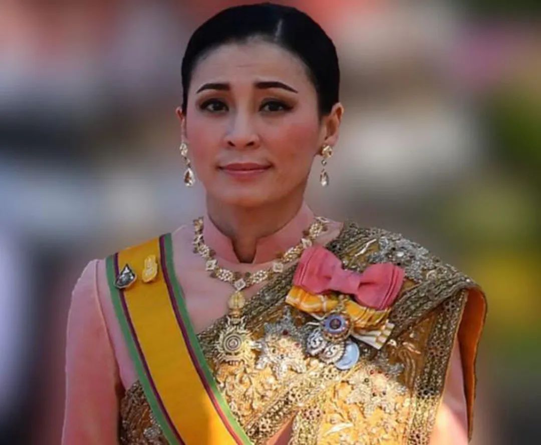 King's return!Suthida's fashionable tight-fitting suits are still in ...