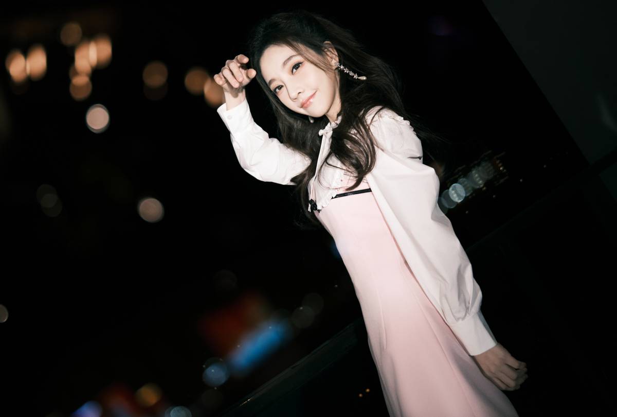 Feng Timo's legs are perfect!Straight and slender with white skin - iNEWS
