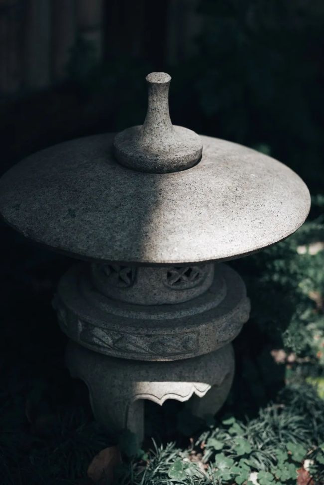 What is the symbolic meaning of the "lamp" in the temple? - iNEWS