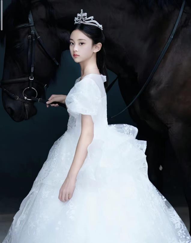 Li Xiaolu and Tianxin took a photo, the mother and daughter looked cool ...