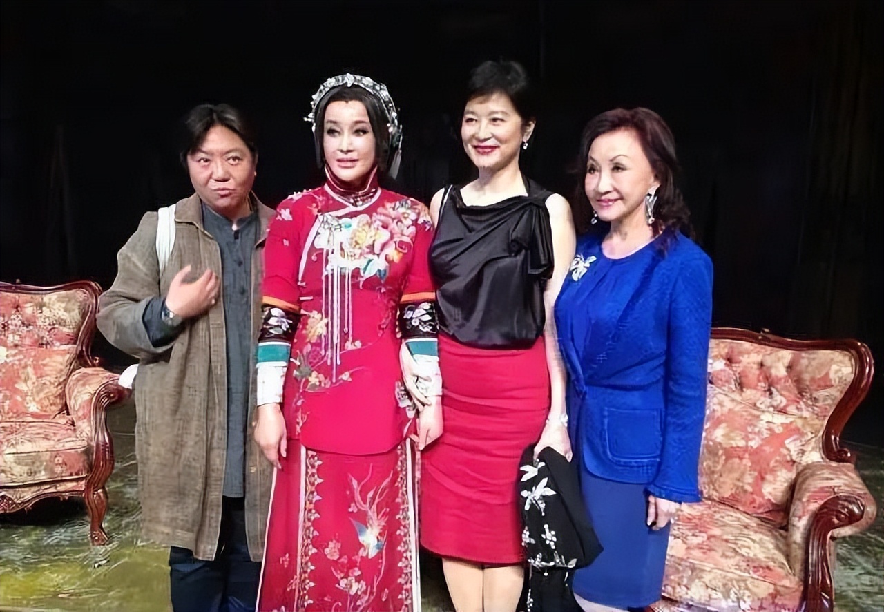 70-year-old Liu Xiaoqing is in the same frame as 68-year-old Lin Qingxia, only 2 years old, one ...