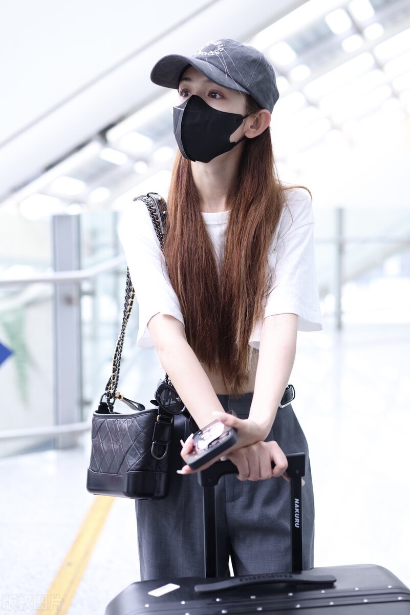 On the 11th, Hanikezi appeared at the Capital Airport, showing off her ...