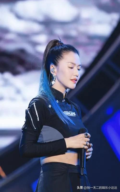 Tan Weiwei, a talented singer born in a musical family in the 1990s ...