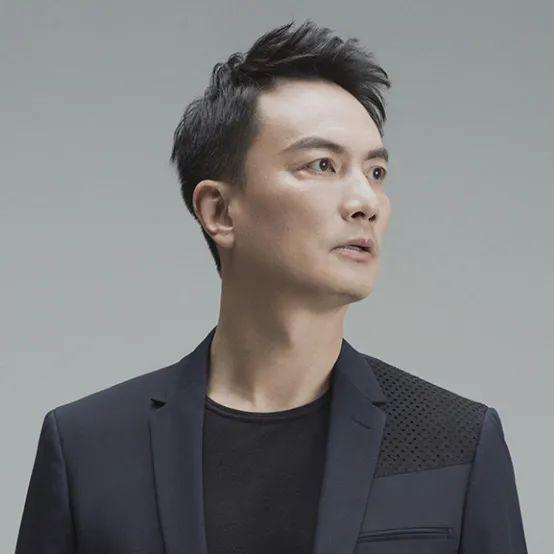 54-year-old Li Quan was taken away by an ambulance! Suspected waist ...