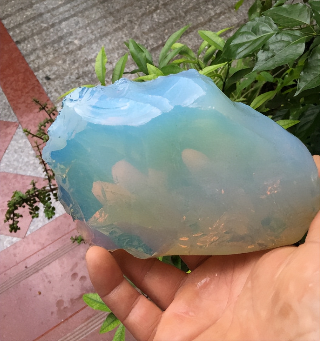 Picked up a blue light stone, ask what kind of stone it is? - iNEWS