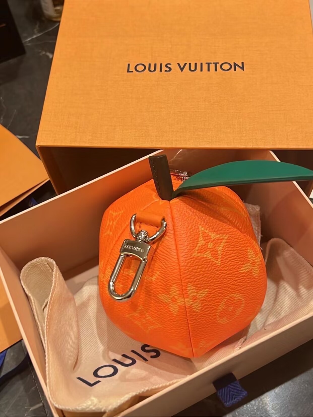 The LV orange bag is so cute - iMedia