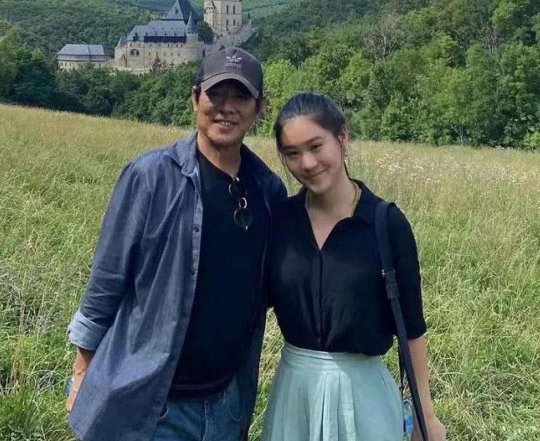 59-year-old Jet Li took her daughter to travel around Europe. She looks ...