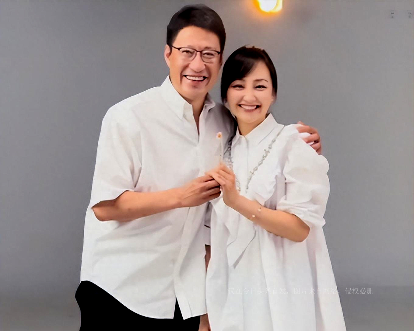 Yu Zhen and his wife show off their affection in couple's costumes ...