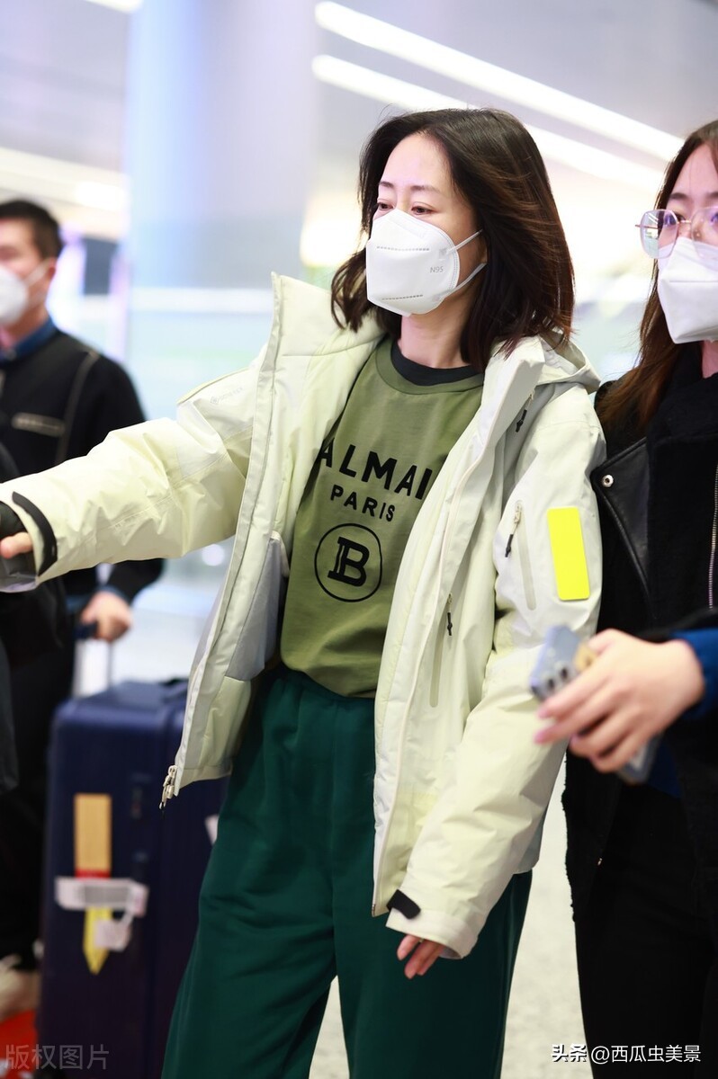 Liu Mintao appeared at Shanghai Airport and received gifts from fans ...