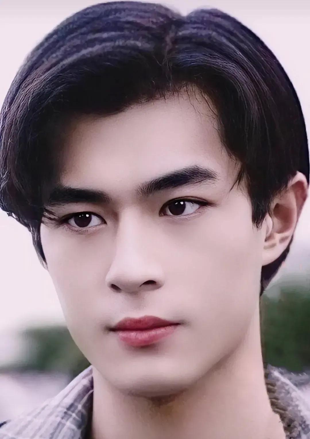 Why have there been so many male actors with crooked mouths in recent ...