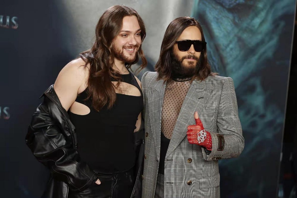 50-year-old Master Leto really dares to wear it, see-through tulle top ...