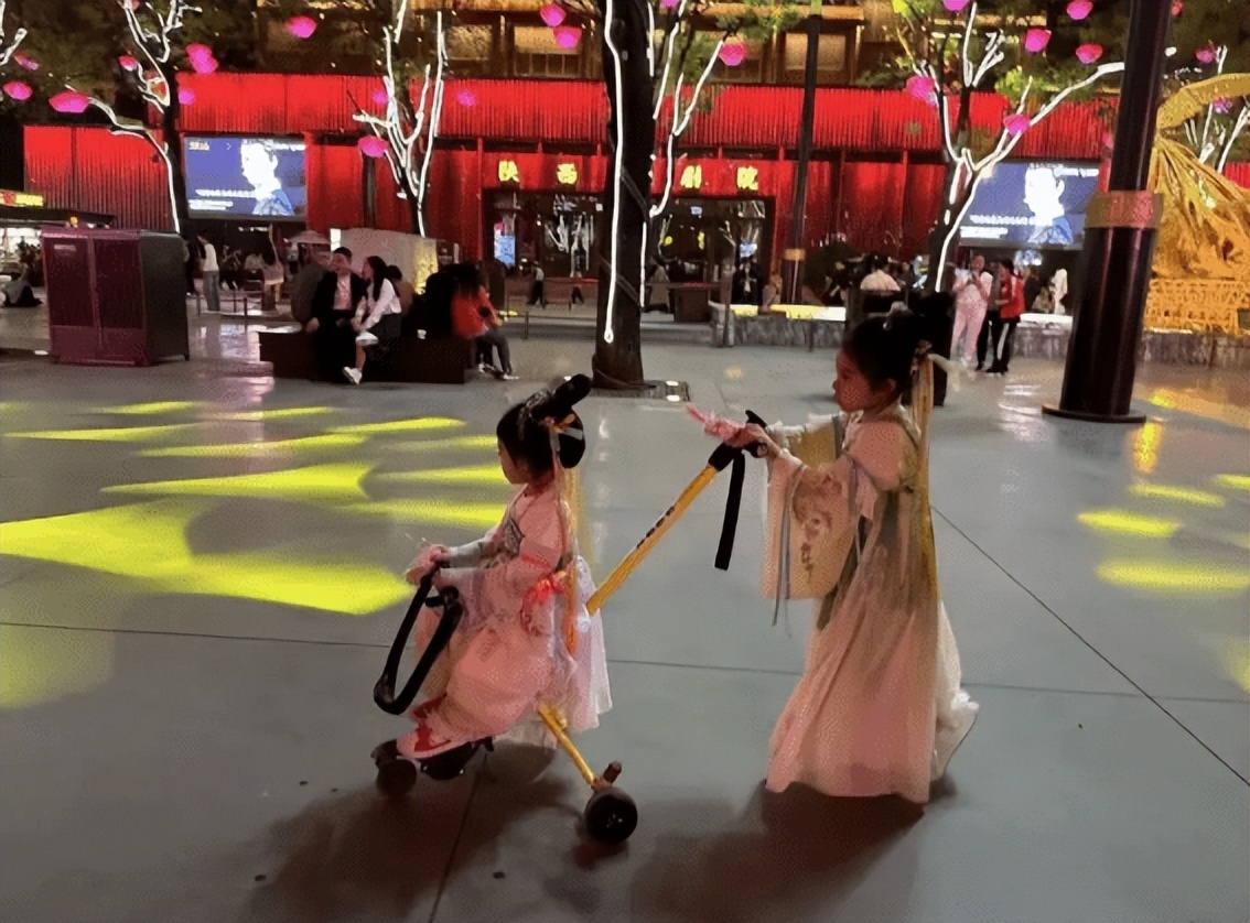 Guo Jingjing takes three children to visit Xi'an - iNEWS